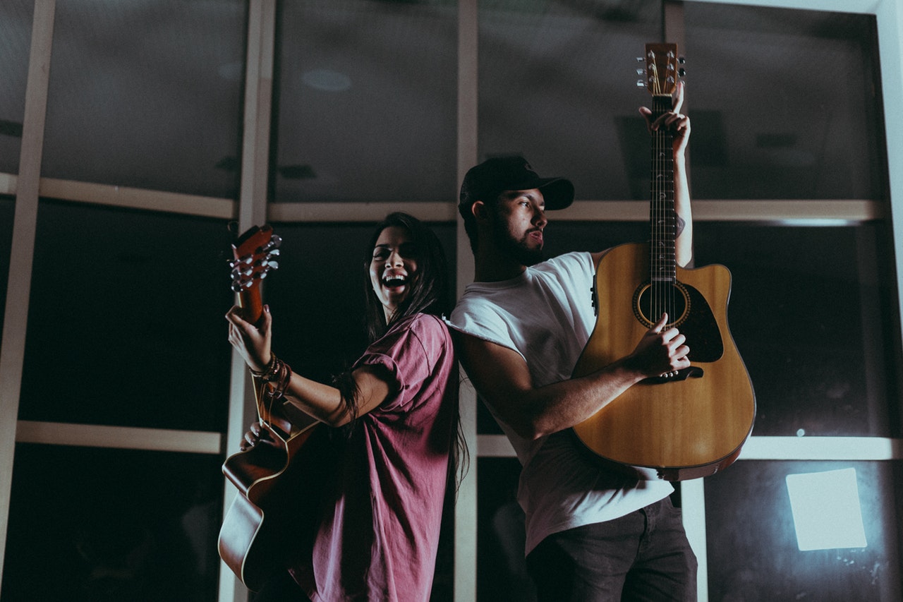 6 Bukti Kalau Cewek yang Jago Main Gitar Itu Istimewa. Pesonanya itu Lo ...