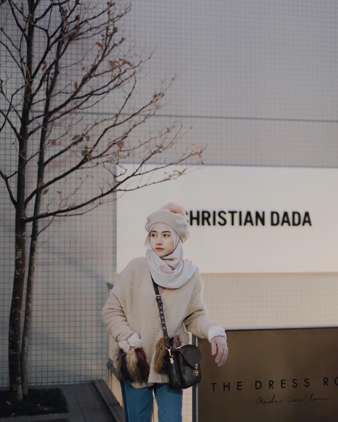 12 Gaya Hijab Pake Topi yang Kreatif dan Keren