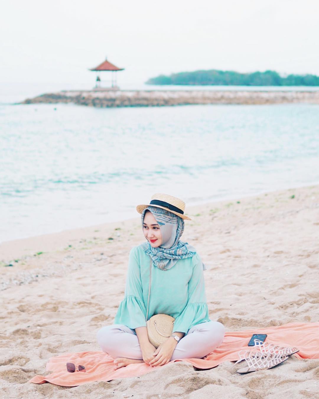 12 Gaya Hijab Pake Topi yang Kreatif dan Keren