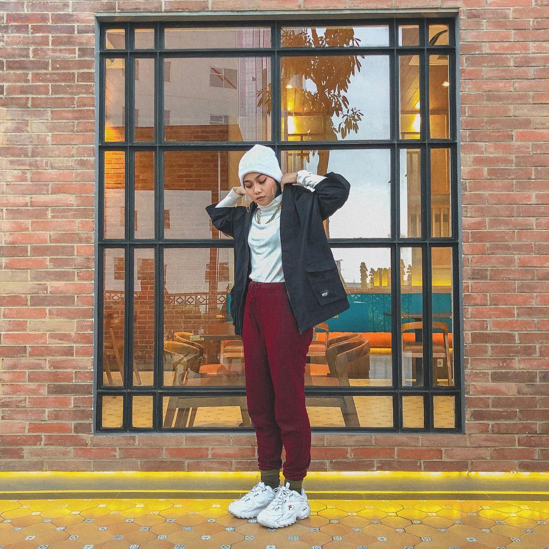 12 Gaya Hijab Pake Topi yang Kreatif dan Keren