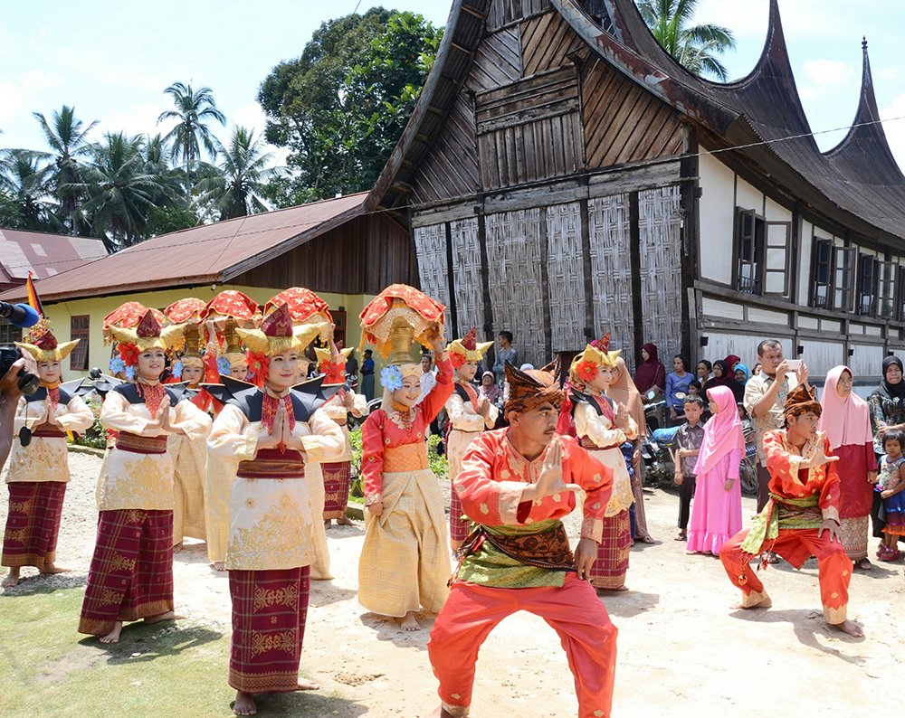 Laga Pencak Silat dalam 4 Pernikahan Adat Indonesia Ini Seru, Belum ...