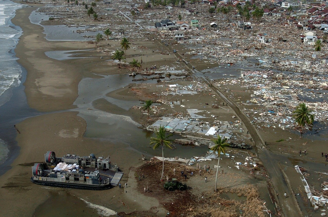 3 Langkah Penting yang Harus Diingat Jika Tsunami Terjadi. Orang ...