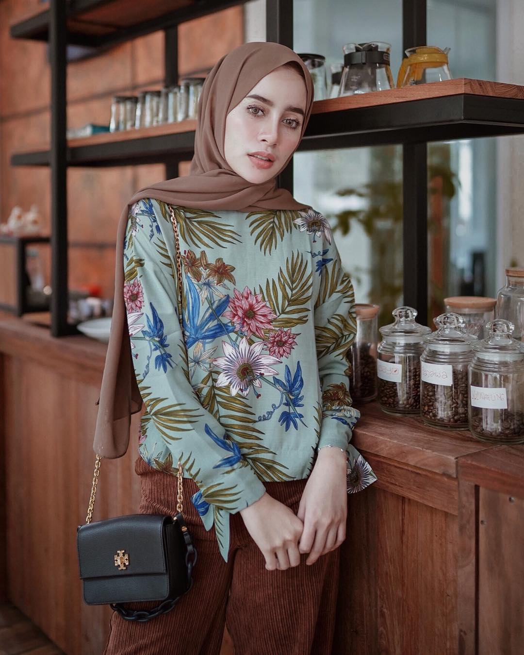 9 Ide Mix n' Match Busana Hijab Serba Bunga. Sempurna Nih, Buat ...