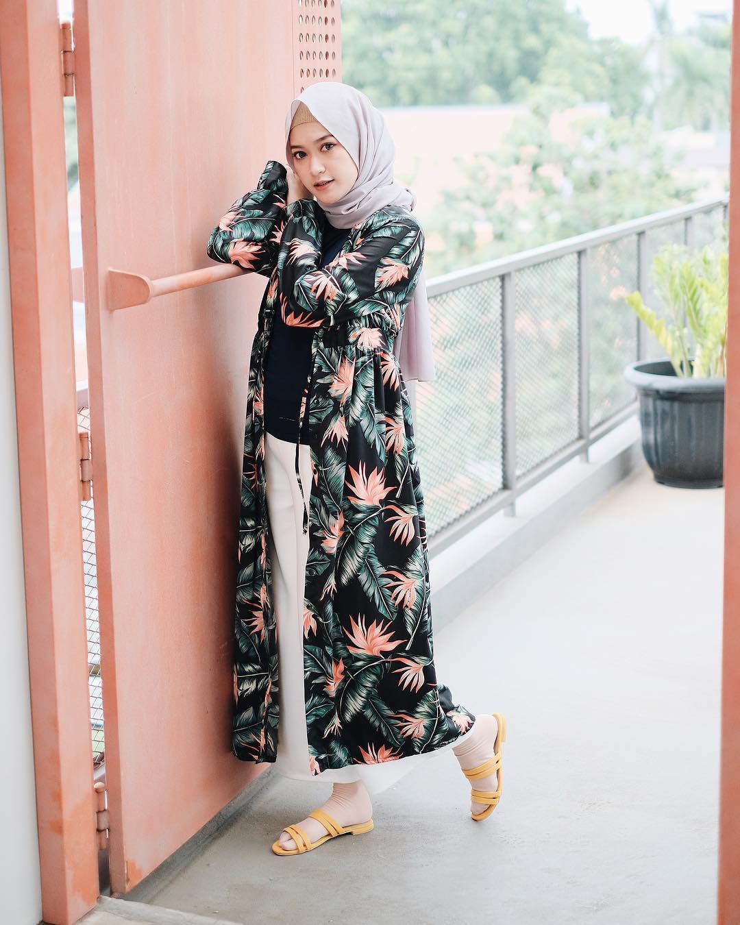 9 Ide Mix n' Match Busana Hijab Serba Bunga. Sempurna Nih, Buat ...