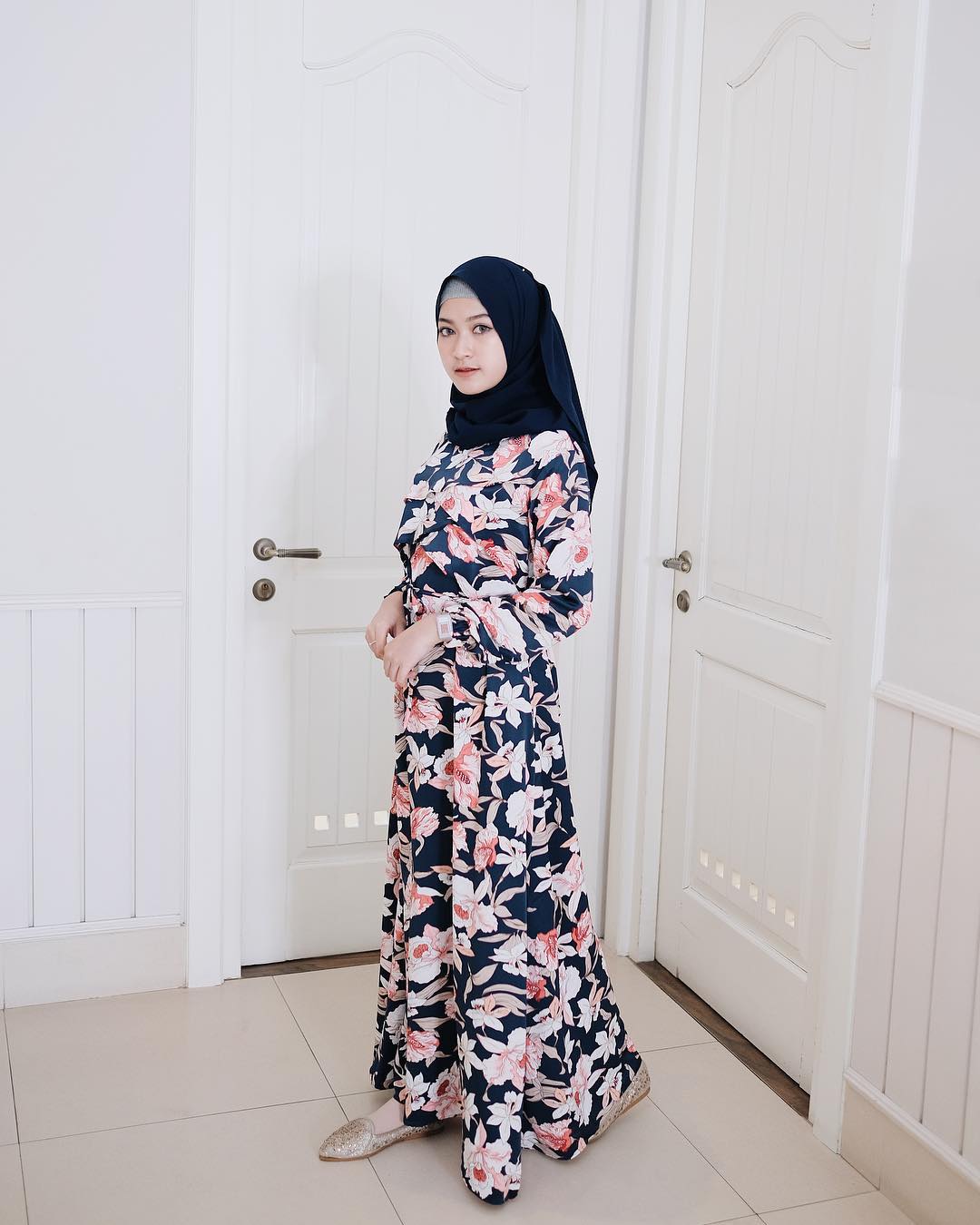 9 Ide Mix n' Match Busana Hijab Serba Bunga. Sempurna Nih, Buat ...