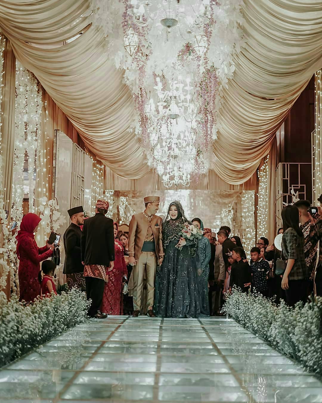 Berkonsep 'Misterius', Ini 8 Potret Perjalanan Pre-Wedding hingga ...