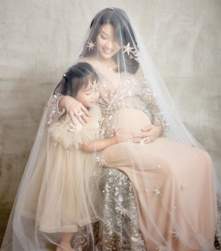 10 Ide Maternity Photo Selebritas Bersama Anak Pertama. Malah Ngajak ...