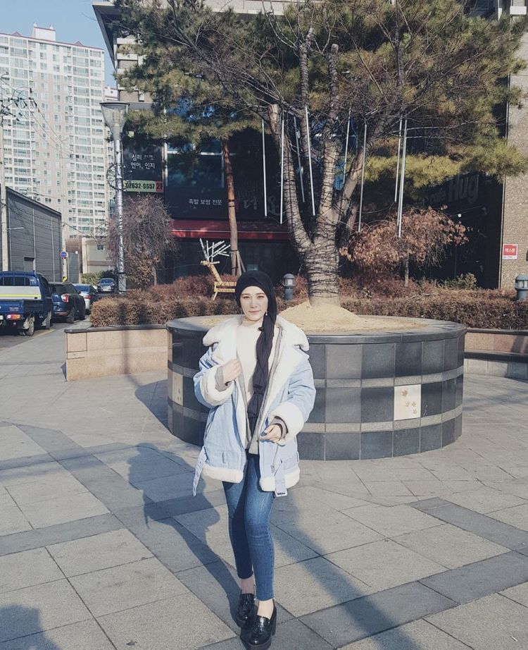 Ini 7 Potret Gaya Kim Miso, Selebgram Hijab Asal Maroko yang Cantiknya ...