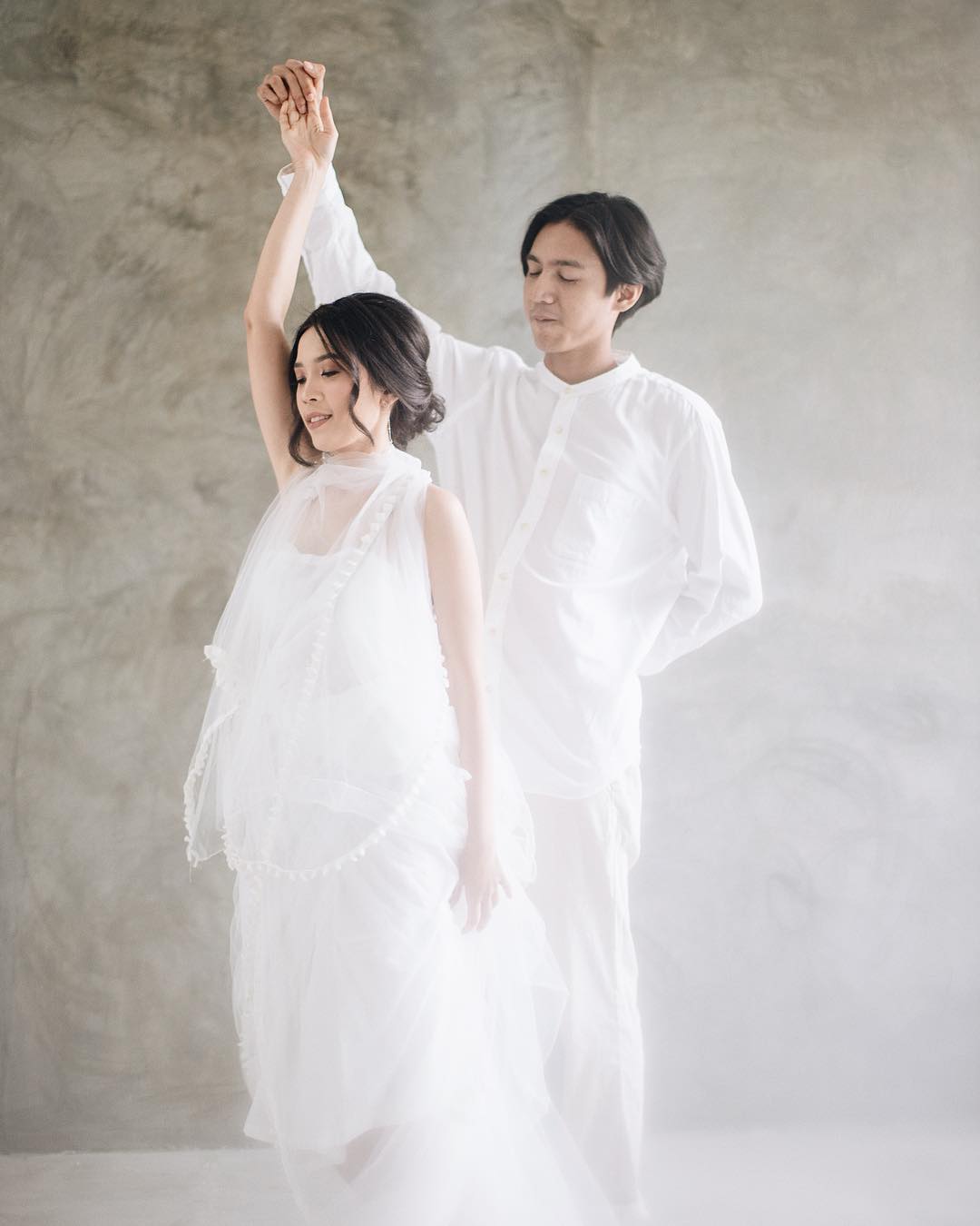 10 Ide Pre-wedding Minimalis dengan Latar Tembok Polos, Murah Meriah ...