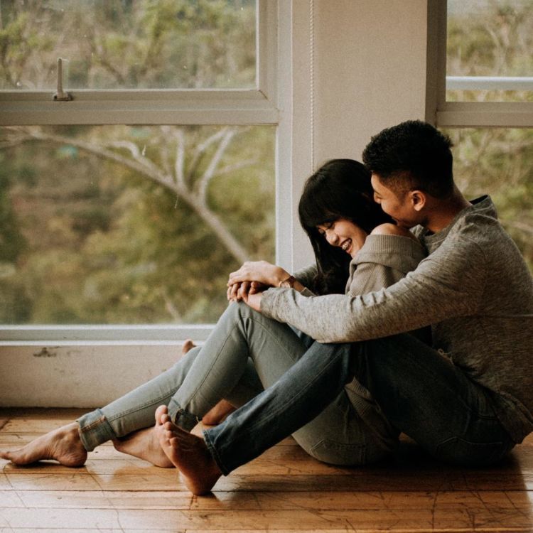 13 Ide Pose Pelukan dari Belakang yang Manis dan Romantis untuk Pre ...