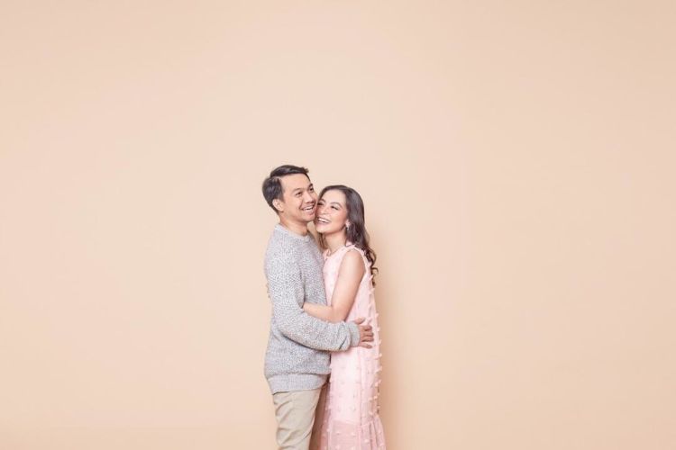 10 Ide Pre-wedding Minimalis dengan Latar Tembok Polos, Murah Meriah ...