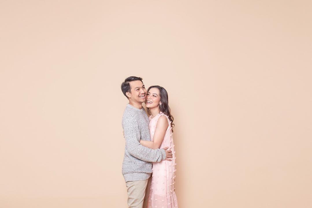 10 Ide Pre-wedding Minimalis dengan Latar Tembok Polos, Murah Meriah ...