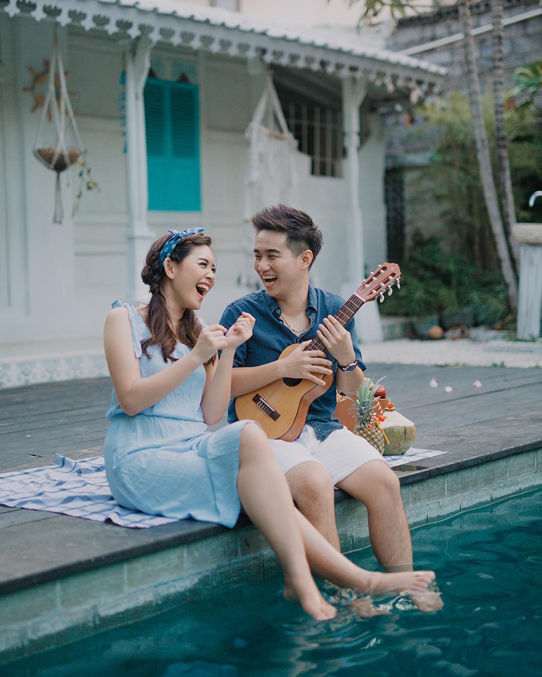 Suka Canggung Bergaya? Cobain Nih 12 Ide Pose Pre-Wedding Duduk Manja Bersama Pasangan Mesra