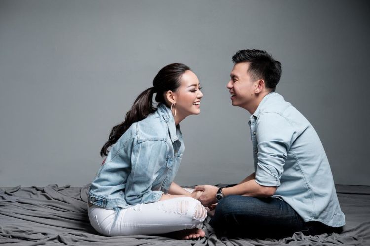 Suka Canggung Bergaya? Cobain Nih 12 Ide Pose Pre-Wedding Duduk Manja ...