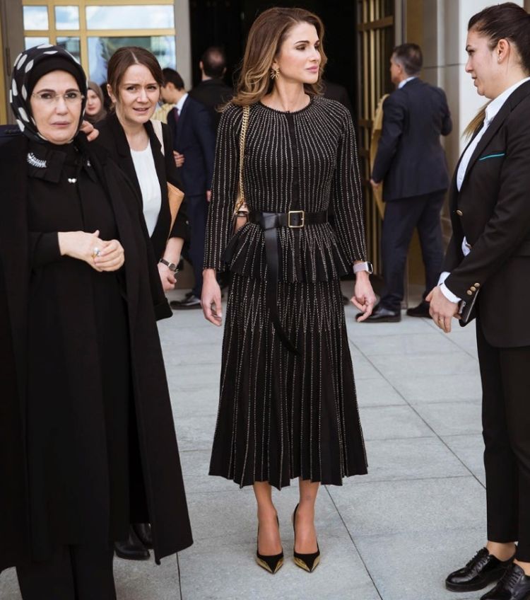 12 Foto Busana Elegan Queen Rania, Permaisuri Paling Chic dan ...