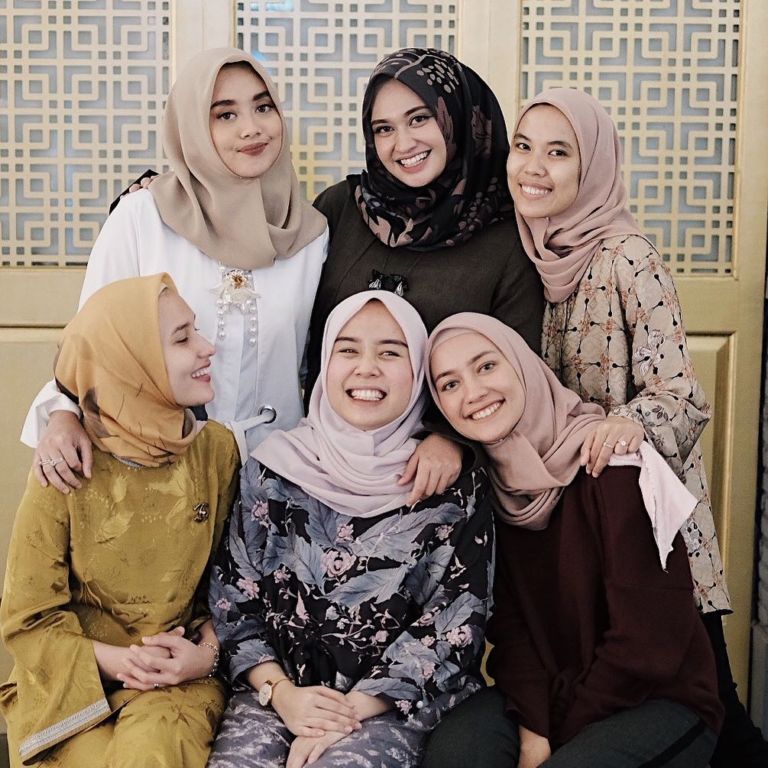 9 Opsi Gaya Foto Bukber Biar Nggak Kelihatan Ria, yang Penting Tuh ...