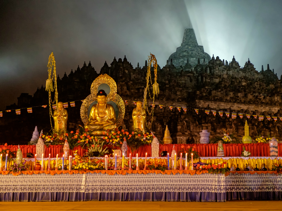 Menikmati Syahdunya Pelepasan Lampion Waisak di Borobudur. Terasa Magis dan Begitu Memukau