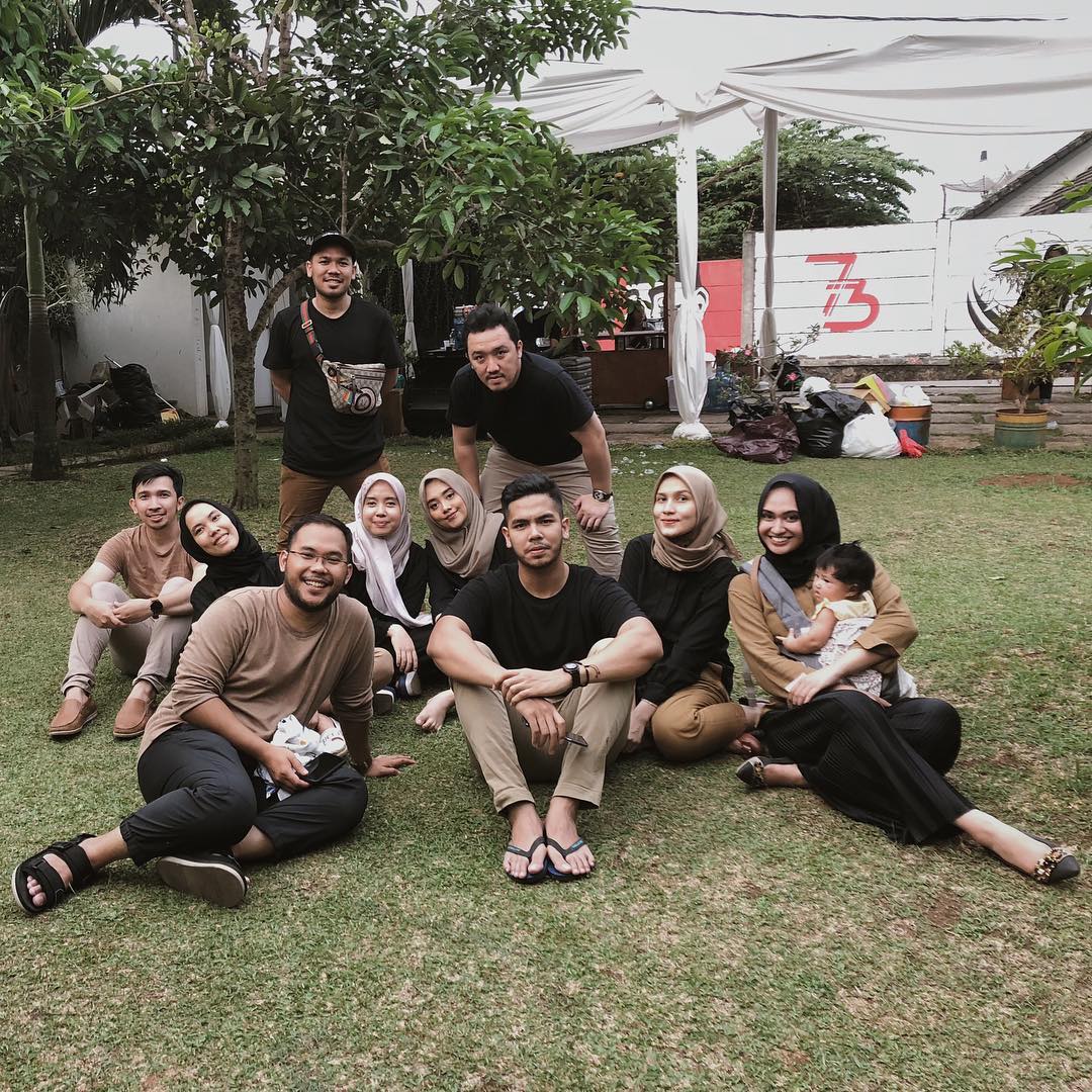 9 Opsi Gaya Foto Bukber Biar Nggak Kelihatan Ria, yang Penting Tuh ...
