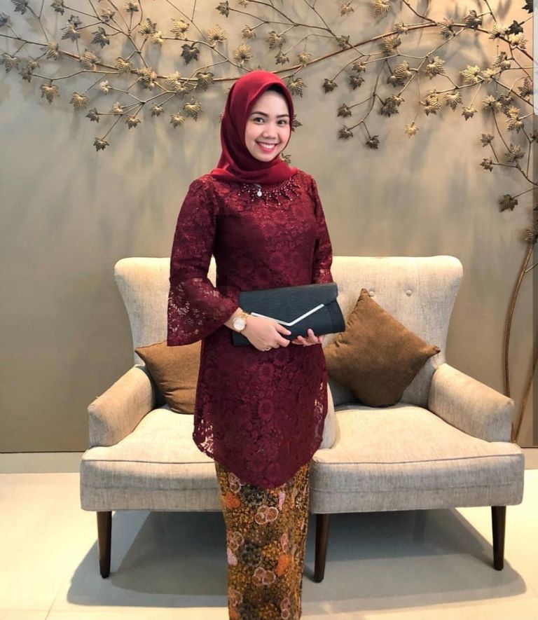 8+ Inspirasi Kebaya Lamaran Hijab yang Modern