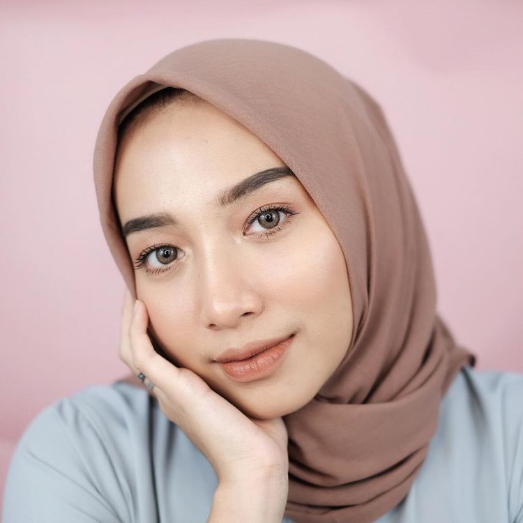 8 Ide Make-up Hijab ala Beauty Influencer Fathi Nurimaniah, Tanpa Cukur ...