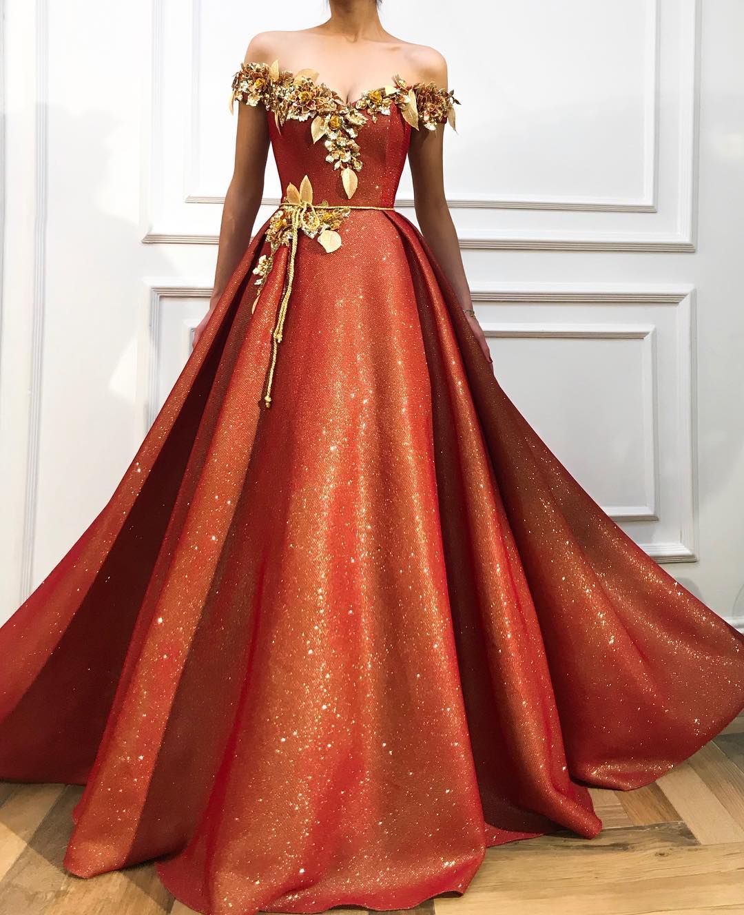 12 Ide Gaun Resepsi Warna-Warni Non-Konvensional ala Teuta Matoshi ...