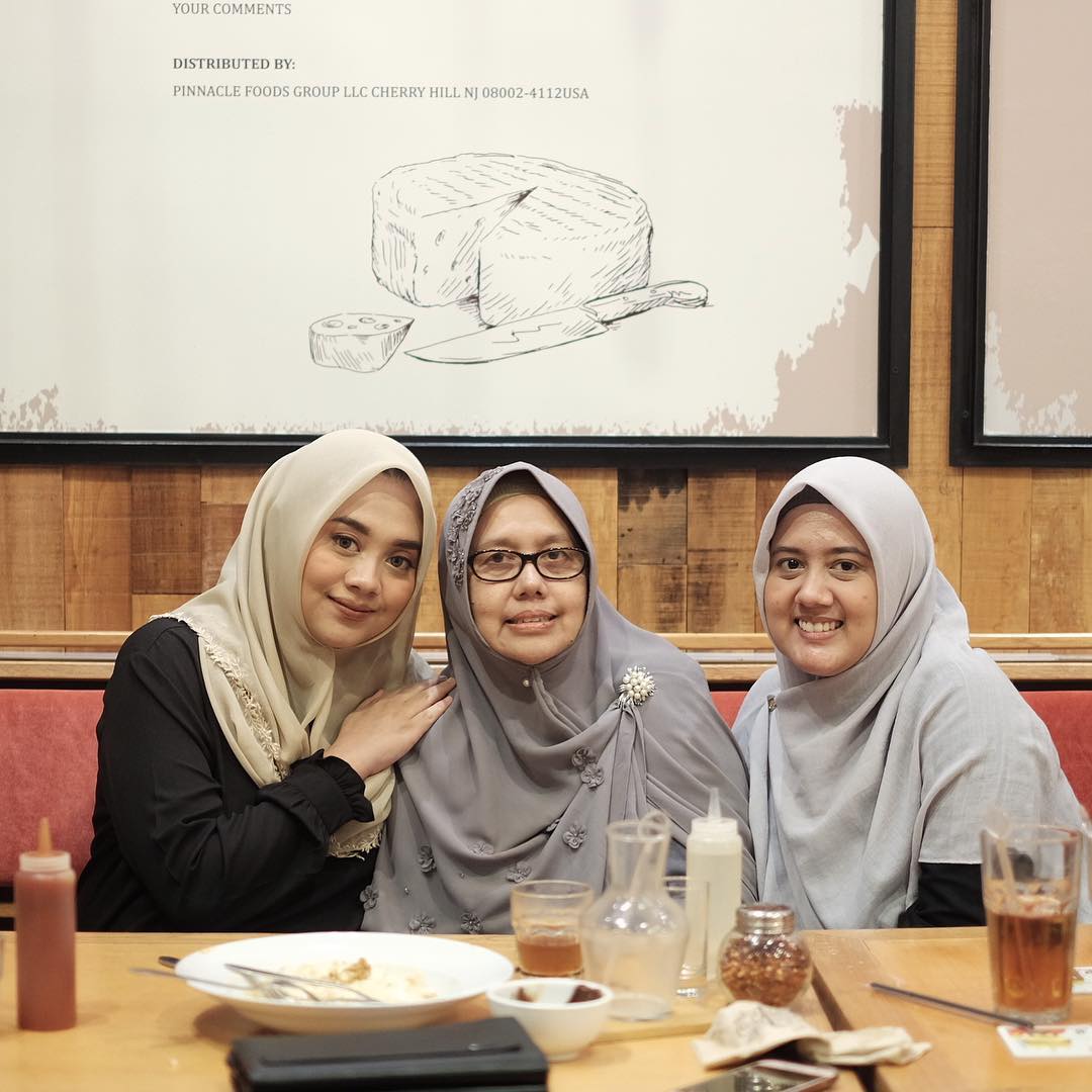 9 Opsi Gaya Foto Bukber Biar Nggak Kelihatan Ria, yang Penting Tuh ...