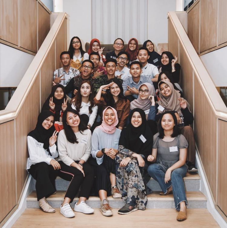 9 Opsi Gaya Foto Bukber Biar Nggak Kelihatan Ria, yang Penting Tuh ...