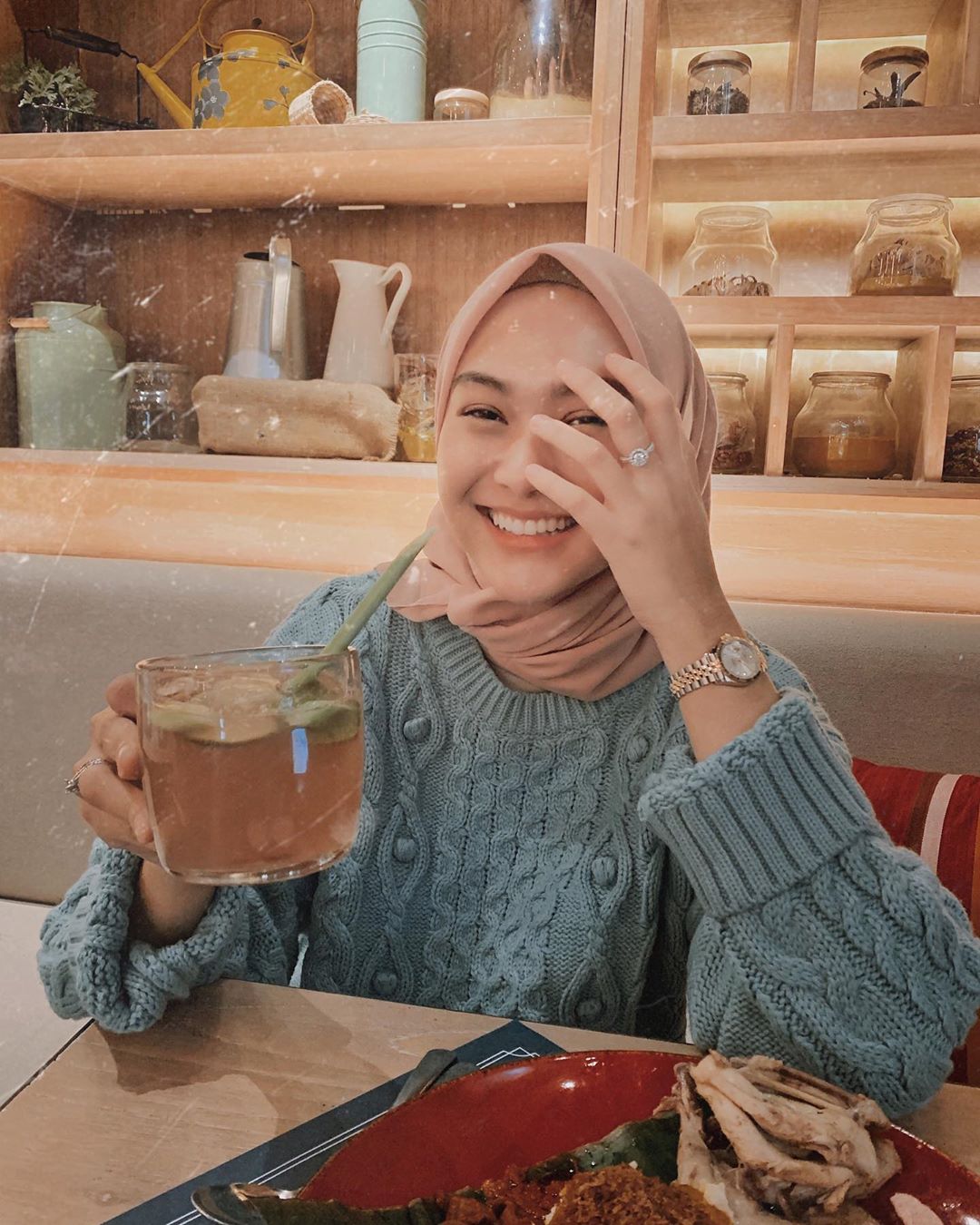 9 Opsi Gaya Foto Bukber Biar Nggak Kelihatan Ria, yang Penting Tuh ...