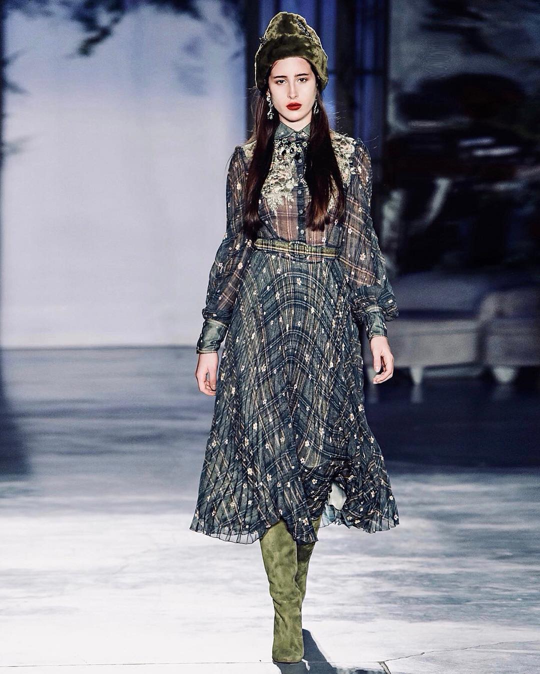 9 Potret Stylish Taleedah Tamer, Putri CEO Arab Saudi yang Jadi Model ...