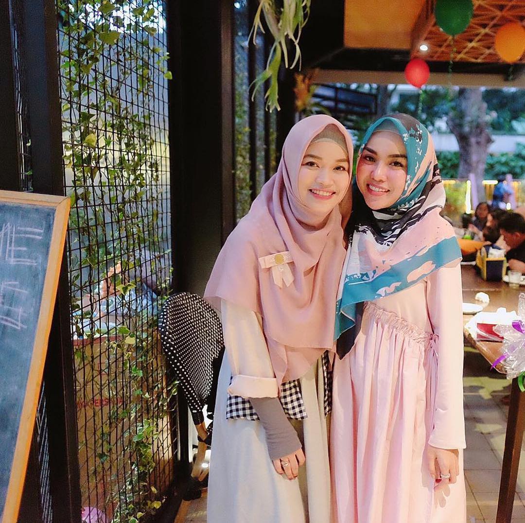 9 Opsi Gaya Foto Bukber Biar Nggak Kelihatan Ria, yang Penting Tuh ...