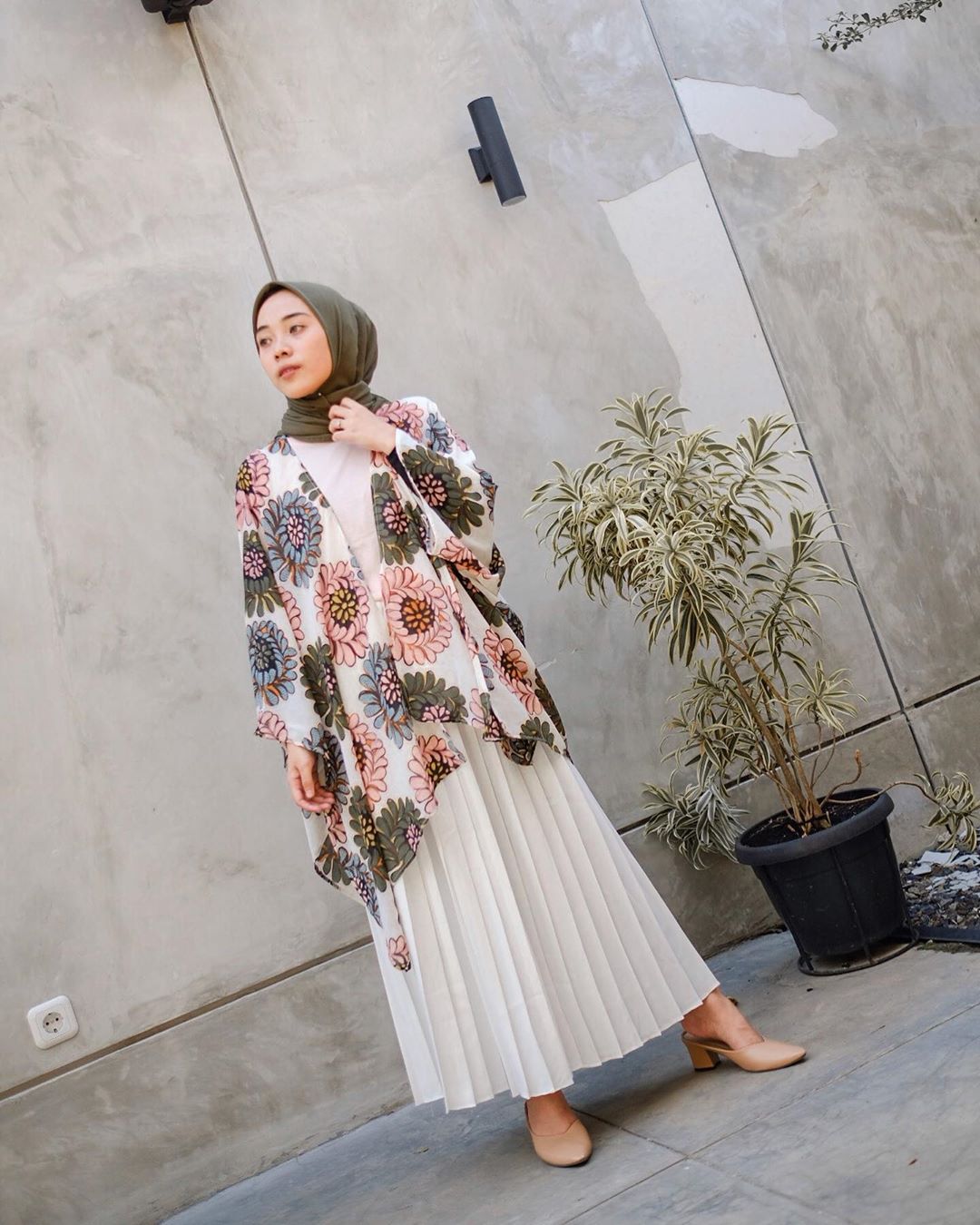 11 Ide Busana Motif Floral Ala Hijaber Putri Melati. Manis dan Romantis ...