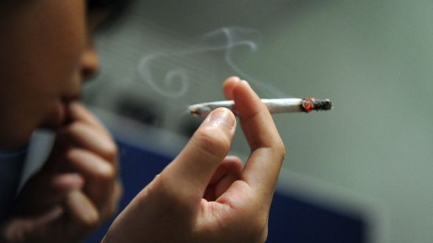 Merokok Sambil Berkendara Itu Tidak Baik Lho! Bisa Membahayakan Orang Lain