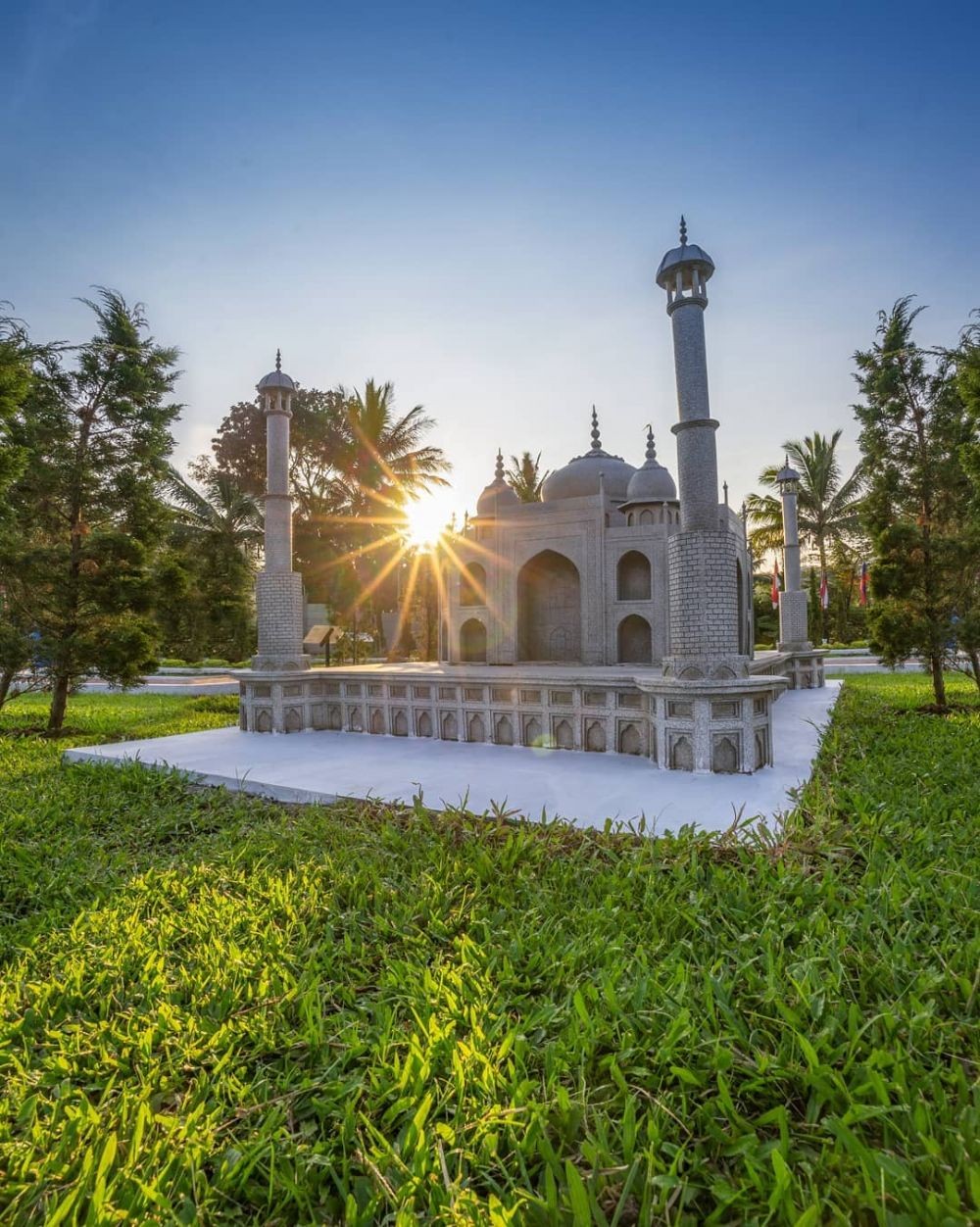 Taman Mini Mania, Destinasi Hits di Semarang dengan Miniatur Landmark ...