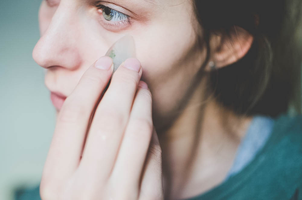 6 Tips Meredakan Wajah Bengkak dan Kemerahan Sehabis Facial. Lumrah kok ...