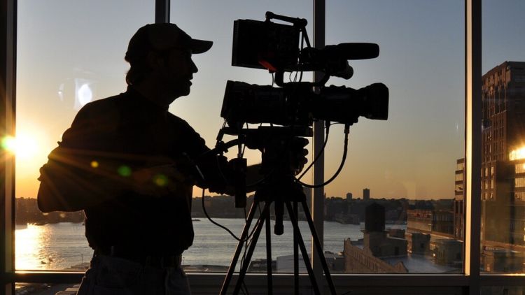 Kamu Berminat Menjadi Sutradara Film? Berikut 5 Tahapan Dasar Dalam ...