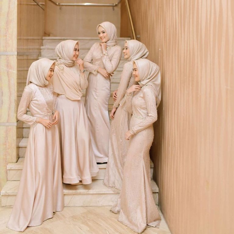 12 Model Baju Bridesmaid Warna Nude (Kalem dan Mempesona)