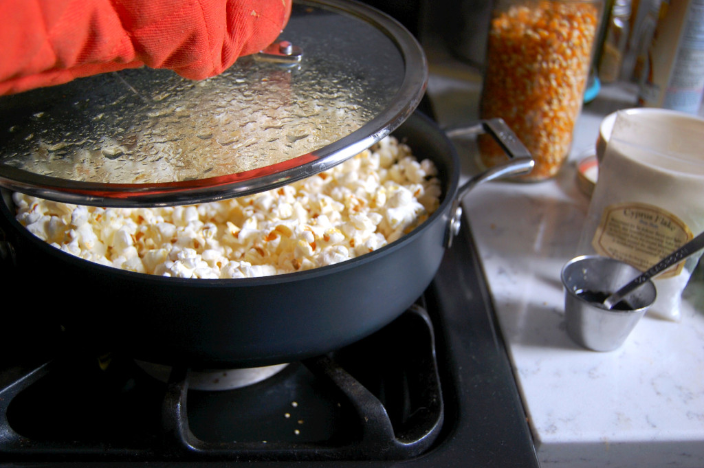 9 Trik Bikin Popcorn Sendiri yang Anti Gosong dan Mengembang Sempurna ...