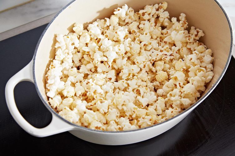 9 Trik Bikin Popcorn Sendiri yang Anti Gosong dan Mengembang Sempurna ...