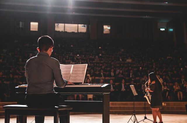 Hobi dengerin musik? Ini loh 7 manfaat mendengarkan musik di pagi hari