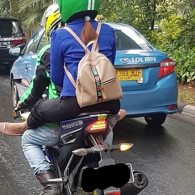 11 Pose Bonceng Penumpang Ojol yang Bikin Geleng Kepala. Dia yang Duduk, Kita yang Pusing Lihatnya