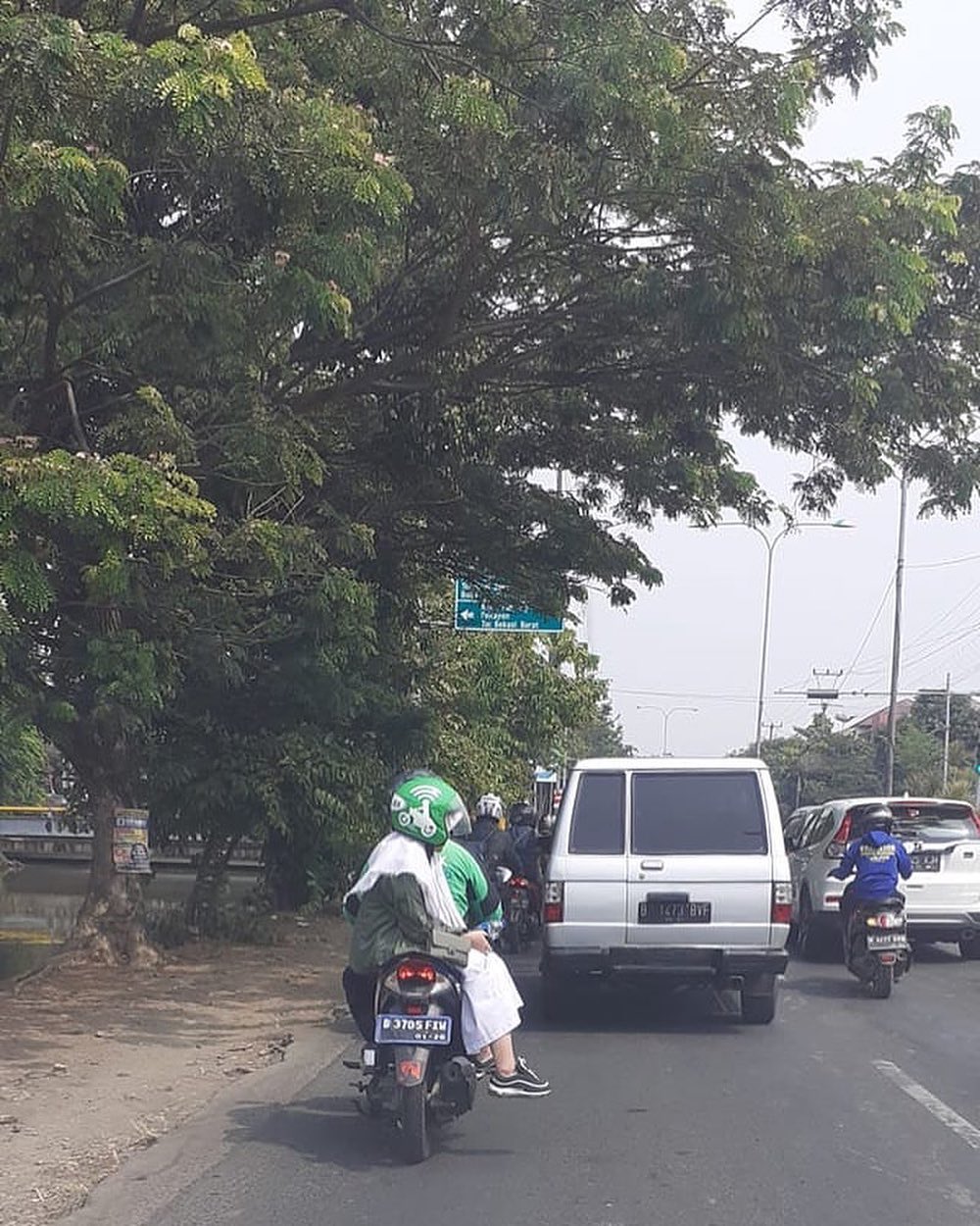11 Pose Bonceng Penumpang Ojol yang Bikin Geleng Kepala. Dia yang Duduk, Kita yang Pusing Lihatnya