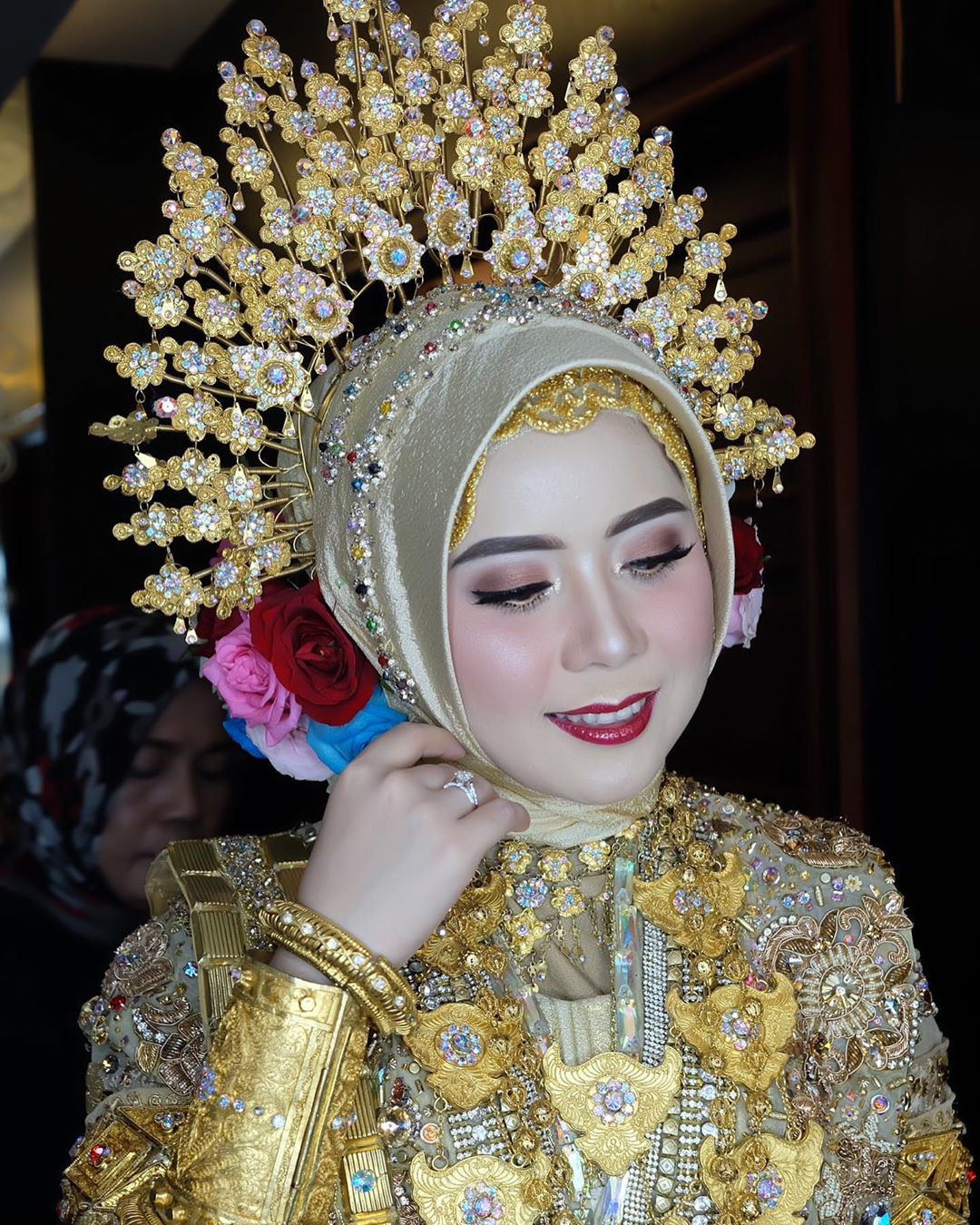 12 Ide Padu Padan Mahkota Adat Pengantin dengan Hijab