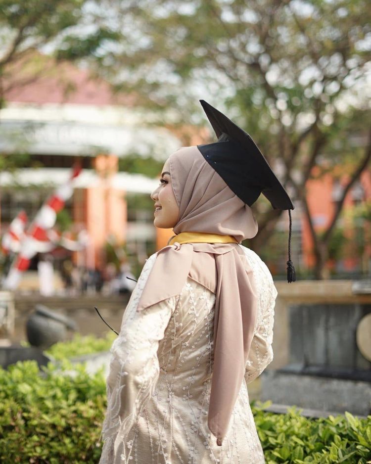 11 Pose Wisuda Unik Minim Persiapan. Berkesan dan Nggak Perlu Sewa ...