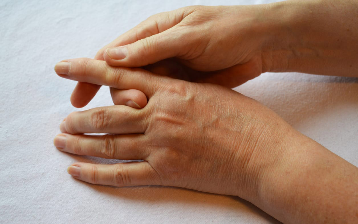 8 Kondisi Tangan ini Jadi Pertanda Gangguan Kesehatan. Genggaman Erat ...