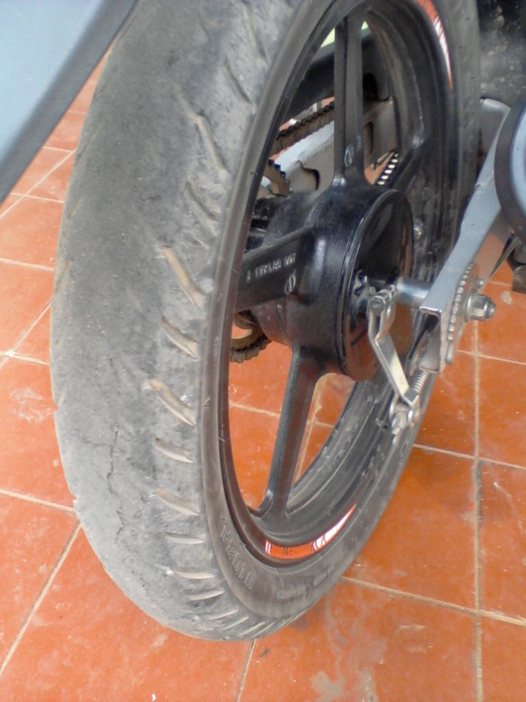Jangan Nunggu Oleng, ini 6 Tanda Ban Motormu Harus Diganti Segera ...