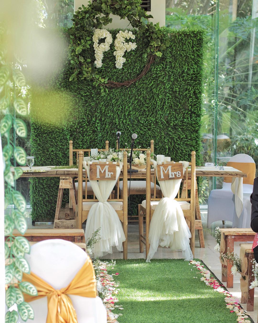 10 Ide Dekorasi Meja Akad dalam Ruangan Bertema Rustic