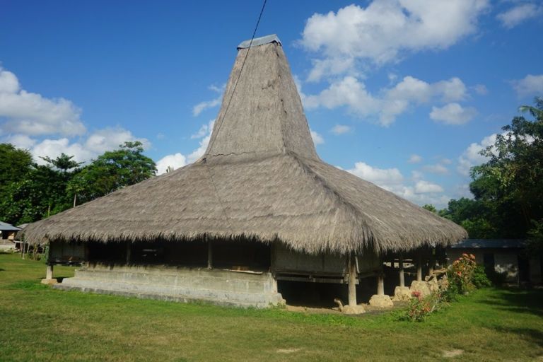 5 Kampung Adat yang Paling Indah di Pulau Sumba. Rumah Adatnya ...