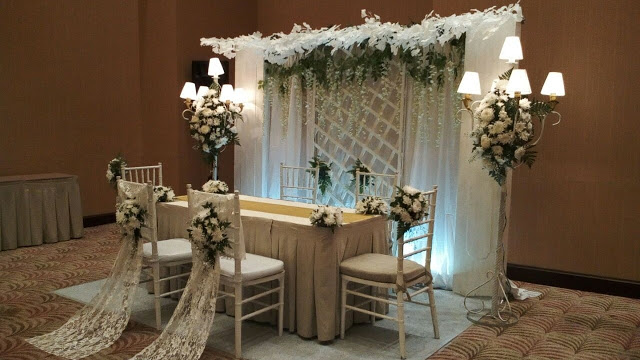 10 Ide Dekorasi Meja Akad dalam Ruangan Bertema Rustic