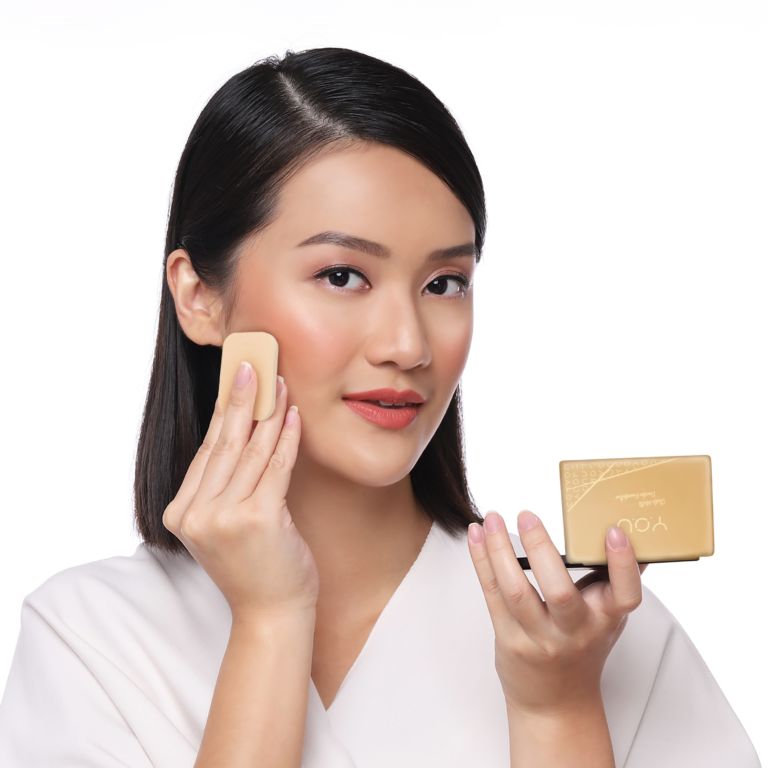 Begini Cara Ciptakan Natural Look Pakai Bedak Two Way Cake. Bukan ...