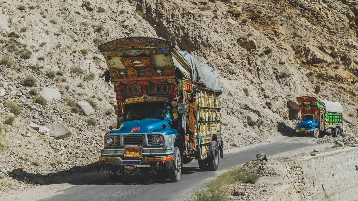 10 Potret Karakoram, Jalanan Paling Eksotis di Dunia yang Hubungkan ...